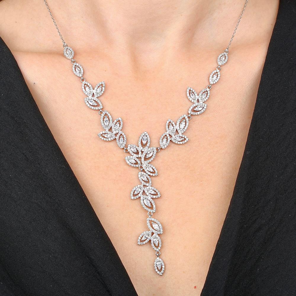 Shine with a 925 sterling silver set studded with sparkling Shine with a 925 sterling silver set studded with sparkling